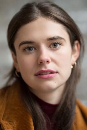 Alison Oliver - Biografía y Filmografía - CineTrailer.es